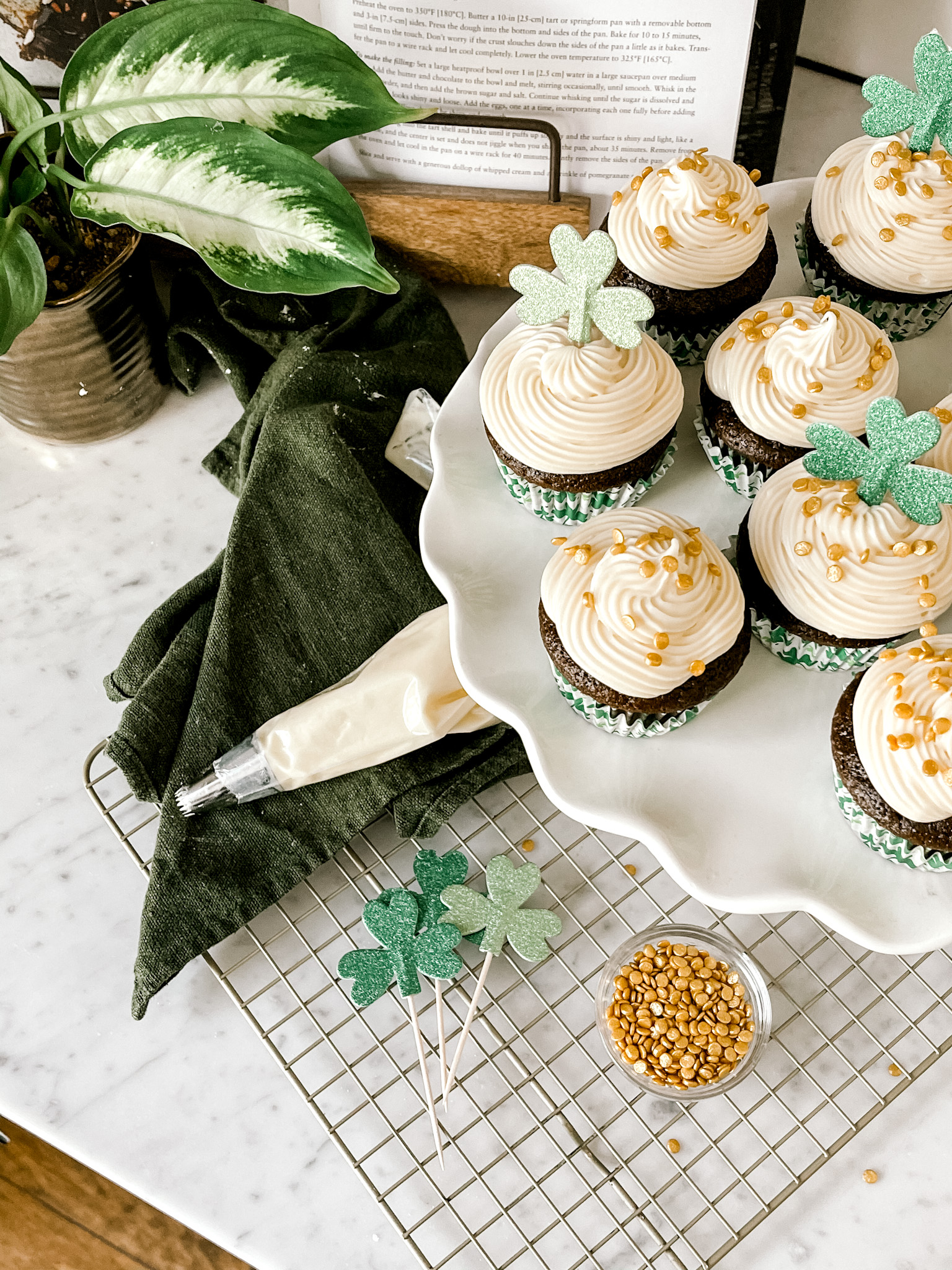 25 Delicious St. Patrick's Day Cupcakes - Oh My Creative