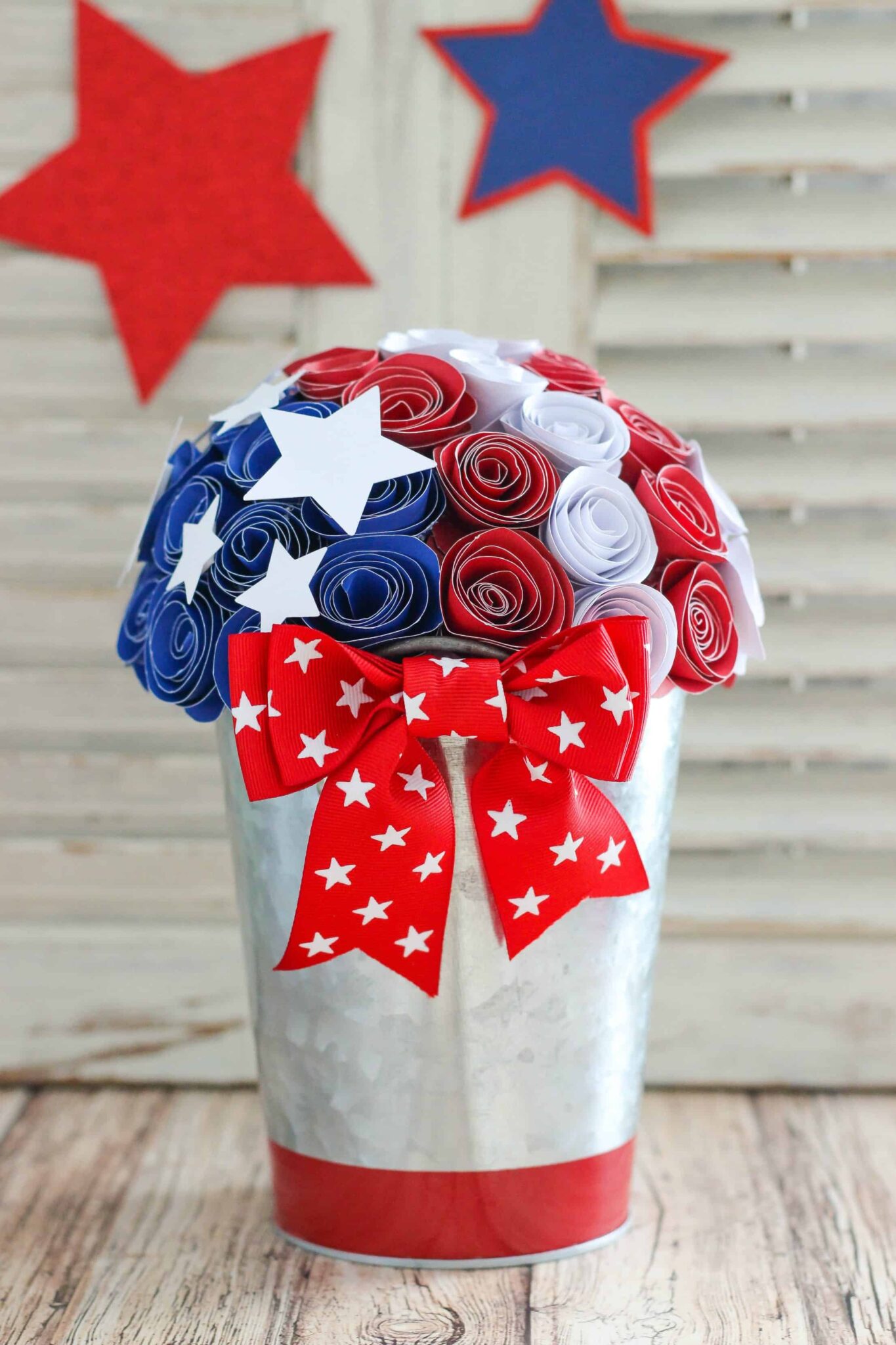 45 Festive Red White and Blue Decorations - Oh My Creative